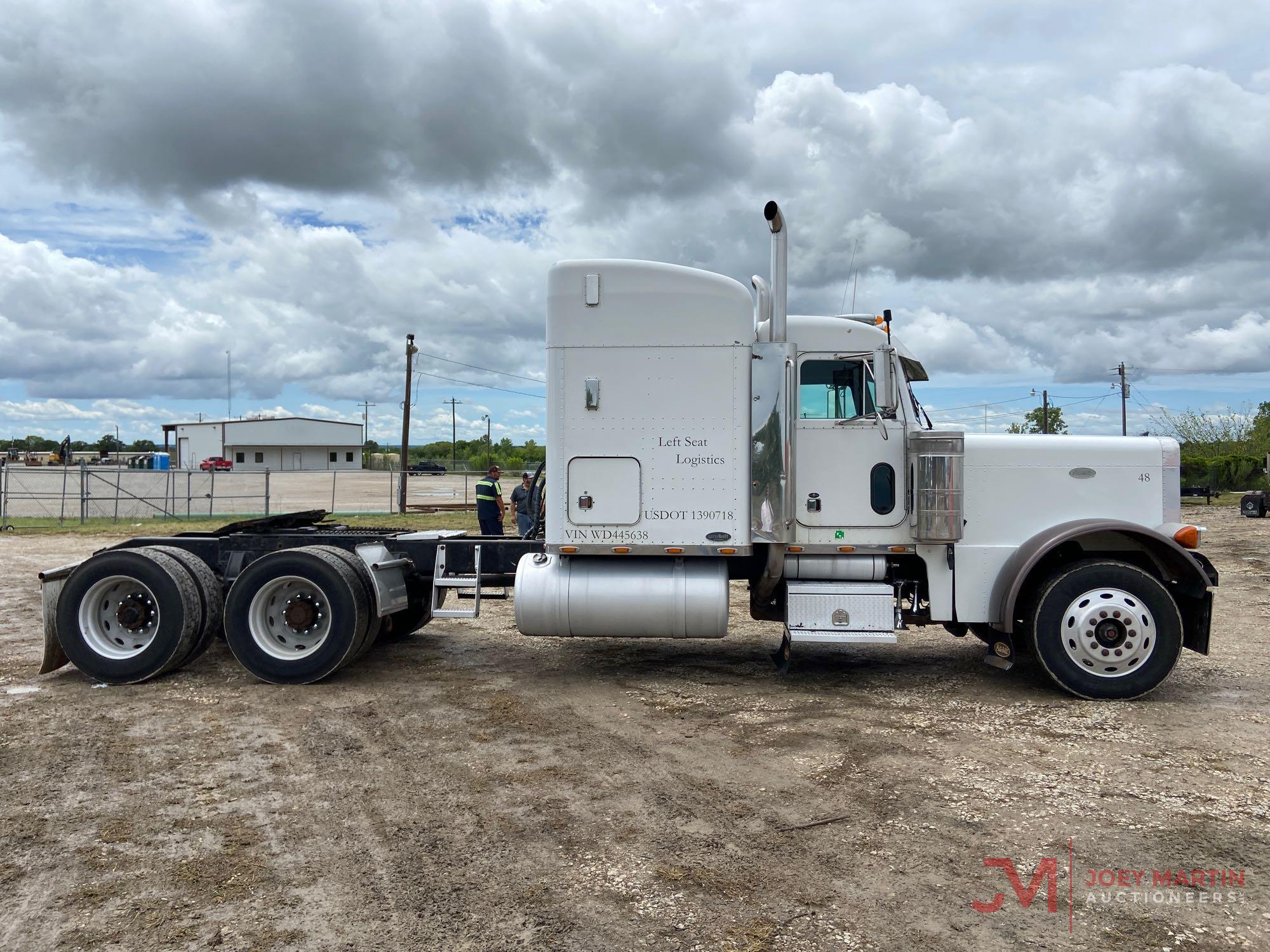 Peterbilt 379 Flat Top Sleeper