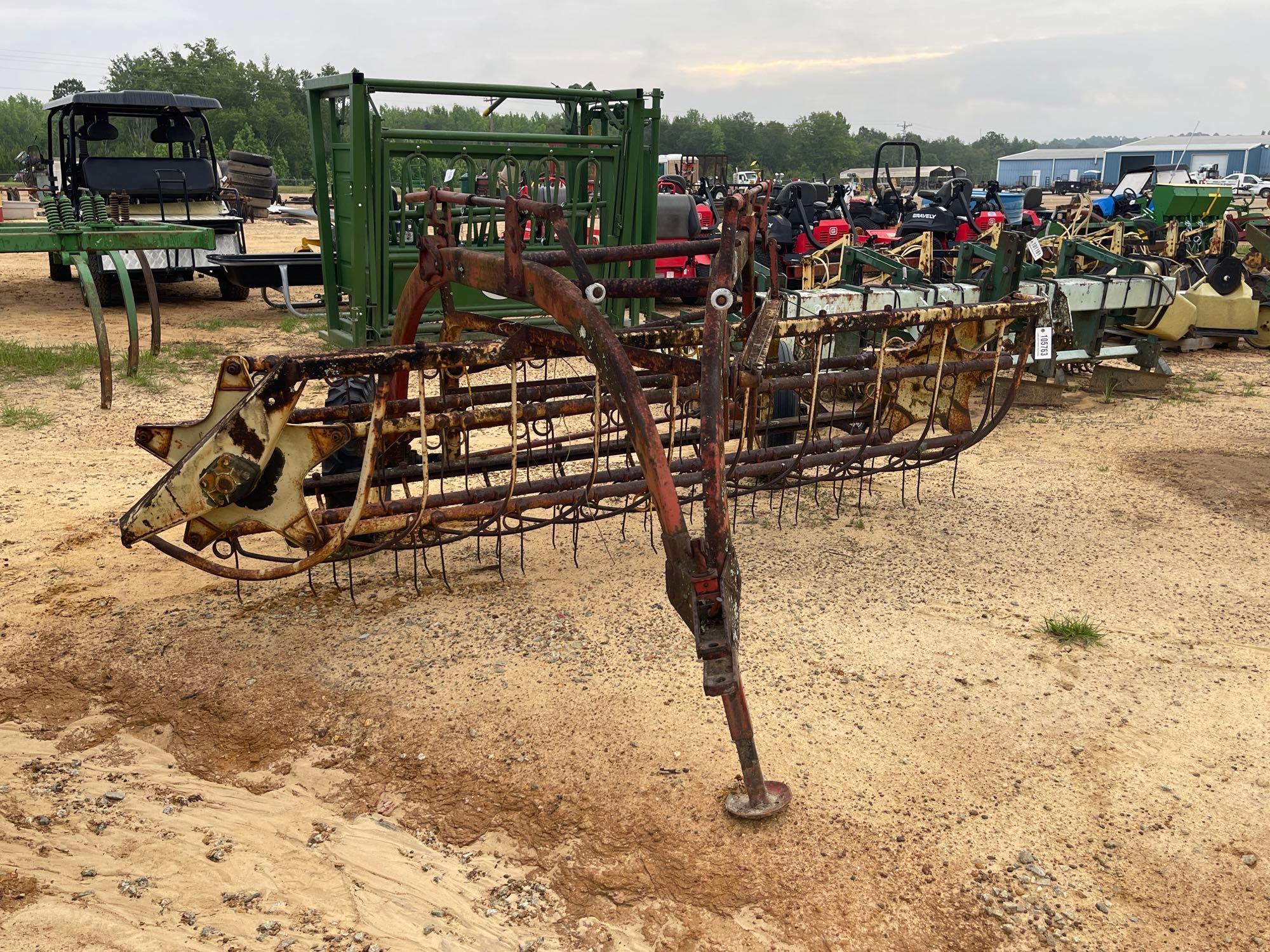 381 - NEW HOLLAND HAY RAKE | Proxibid