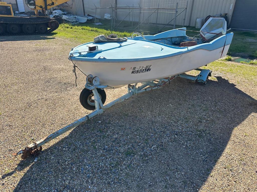 VINTAGE CLASSIC FIBERGLASS "YELLOW JACKET" BOAT | Proxibid