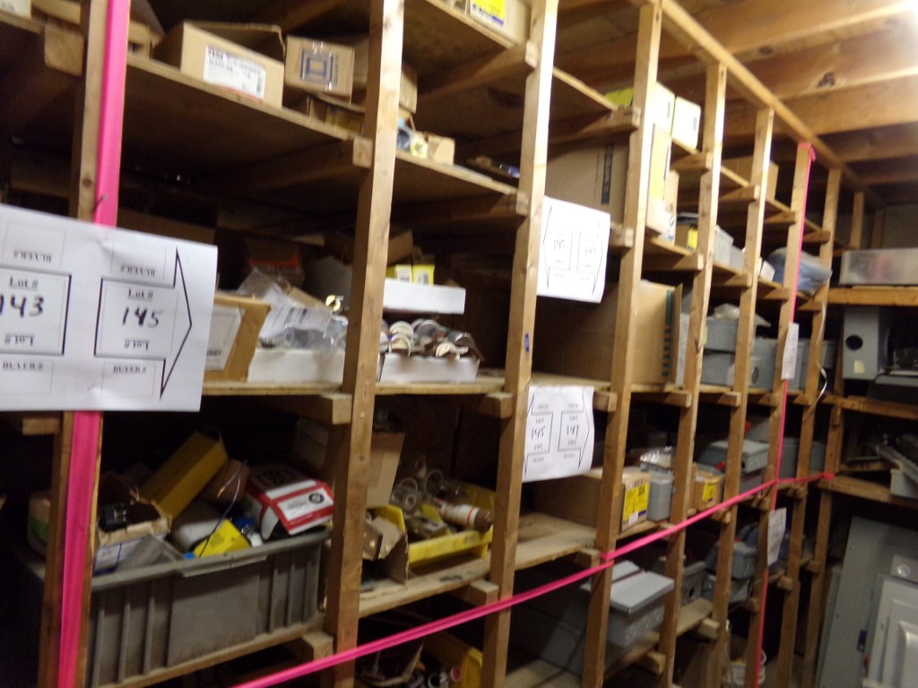 Middle 2 Rows Top, Fuses, Lugs, 200A Meter | Proxibid