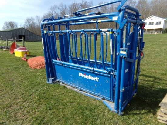 Priefert 2004 Squeeze Chute, '91 Manual Automatic Headgate | Farm ...