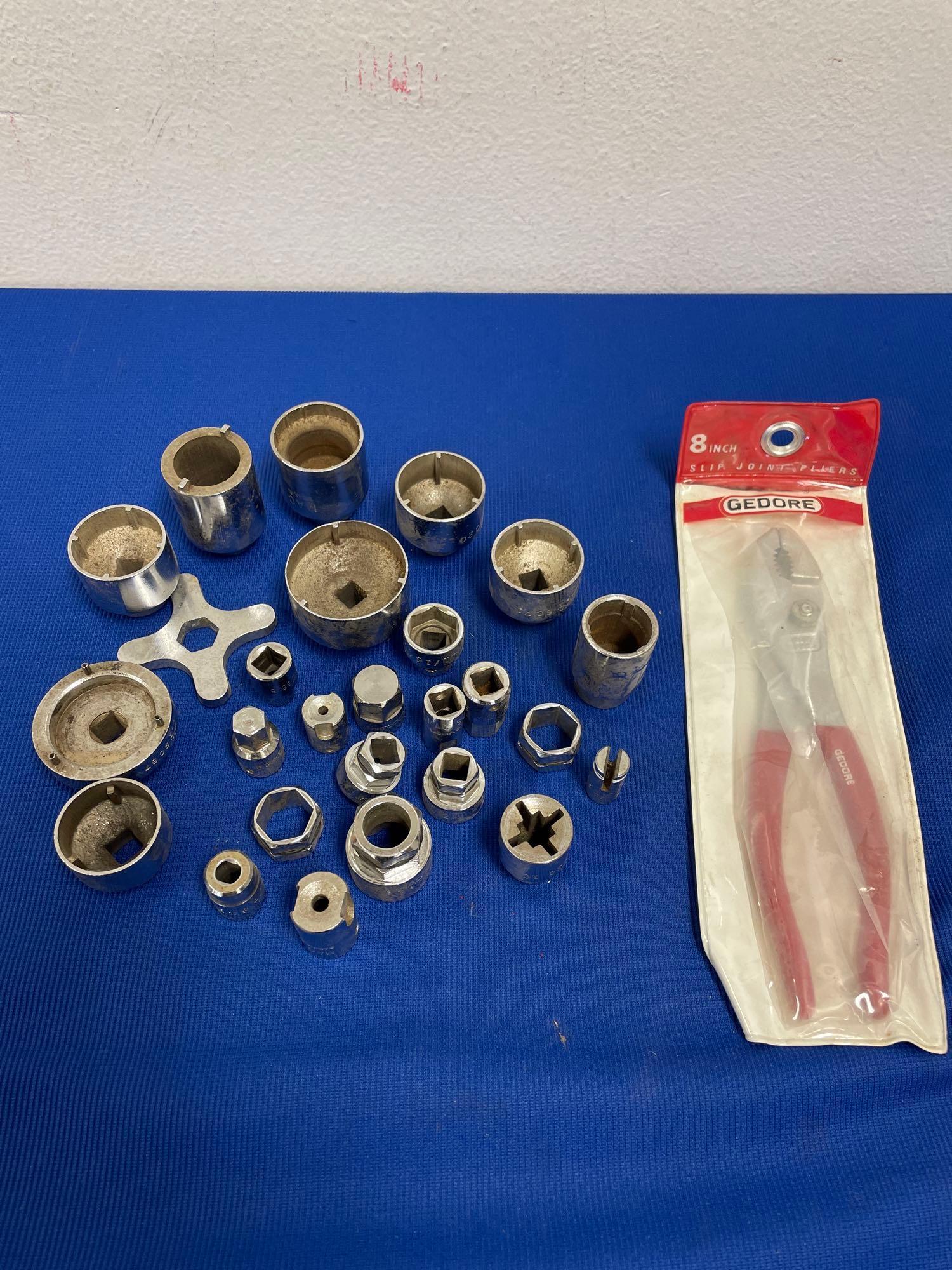 Mac different sizes of sockets and pliers | Proxibid