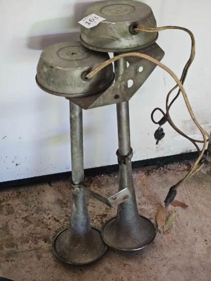 Vintage 1960's 1970's Signaltone Neiman Horn | Online Auctions | Proxibid