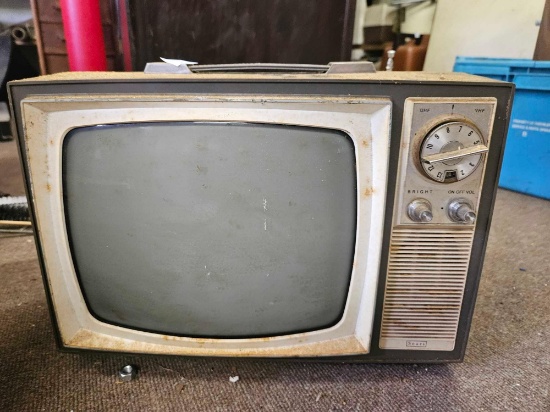 Super old style television | Online Auctions | Proxibid