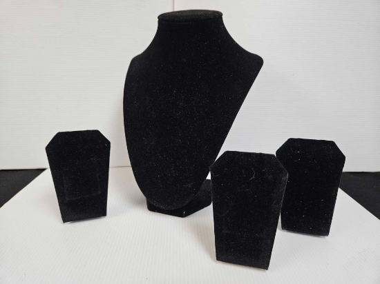 Bead Landing Neck Form, Velvet Jewelry displays | Online Auctions ...
