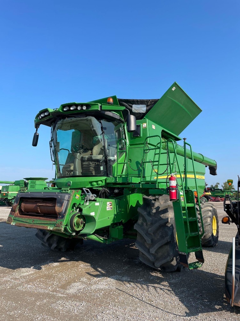 John Deere Combine S690