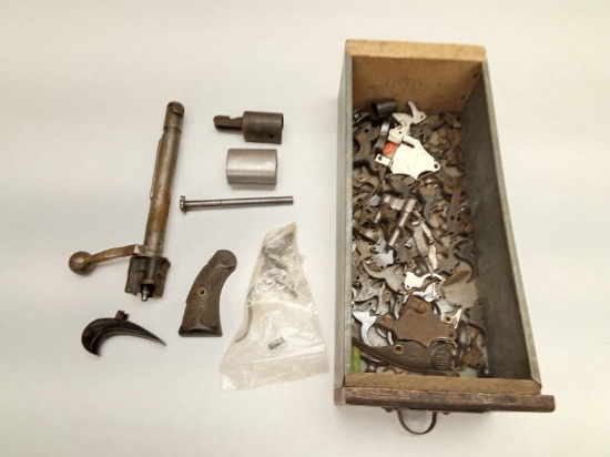 TRAY LOT OF ASSORTED GUN PARTS | Online Auctions | Proxibid