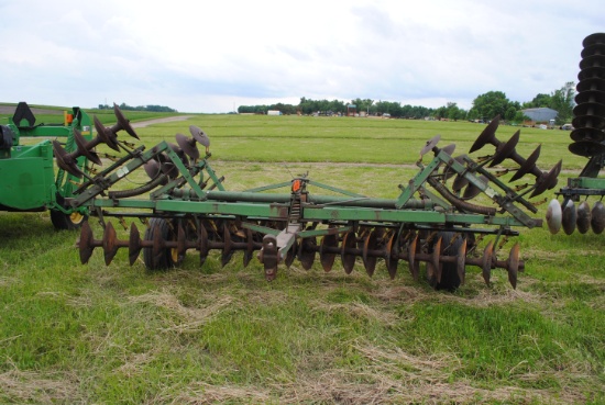 John Deere 20' BWF disc, no cylinder, has disc scrapers, 9" spacing, 20 ...