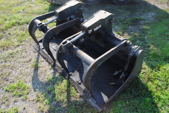 Bobcat 67" Flat-bottom bucket grapple, bolt-on cutting edge, individual grapples, universal ...