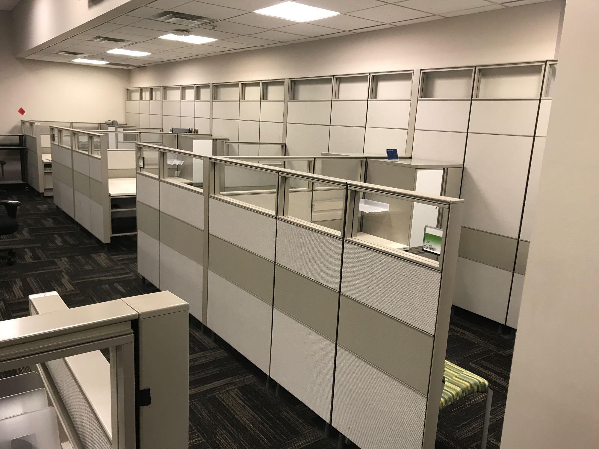 5 station pricacy height cubicle system | Proxibid