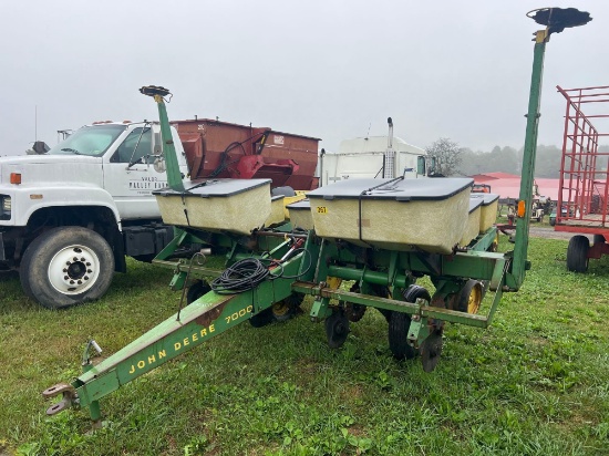 John Deere 7000 4 Row Planter | Online Auctions | Proxibid