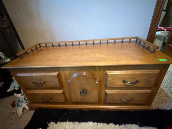Cedar chest bring help to move, 4 feet x 20.5 inches, 21.5 inches ...