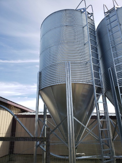 BARN 2 - 18 TON VALCO FEED BIN (AUGER SOLD SEPARATELY SLIDE STAYS WITH ...