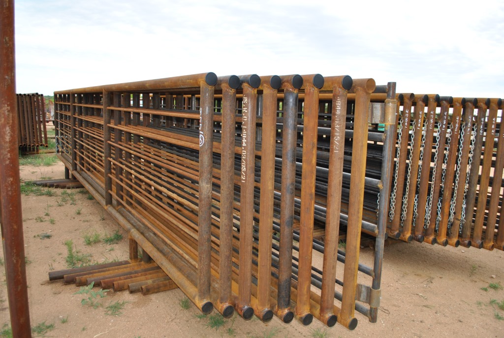 24FT FREE STANDING PANELS 1 W/ 12FT GATE | Proxibid