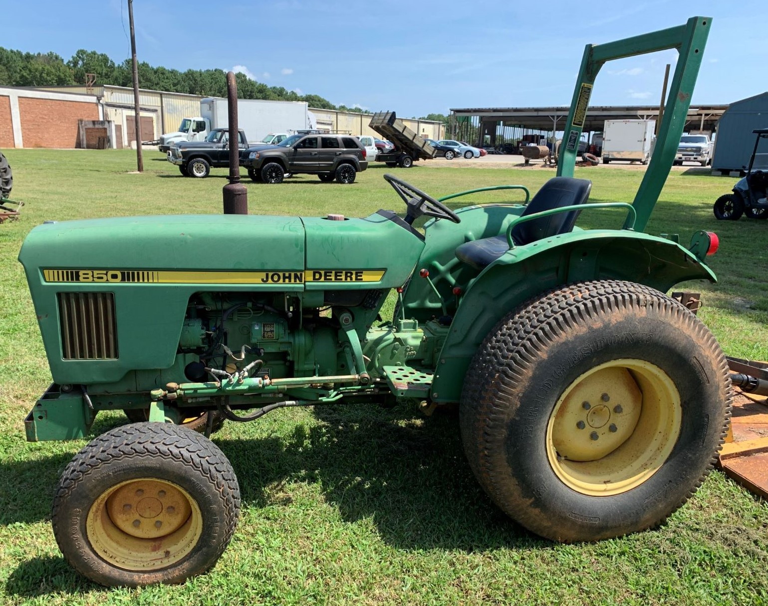 John Deere 850 Tractor Specifications John Deere 850 ROPS AM102773