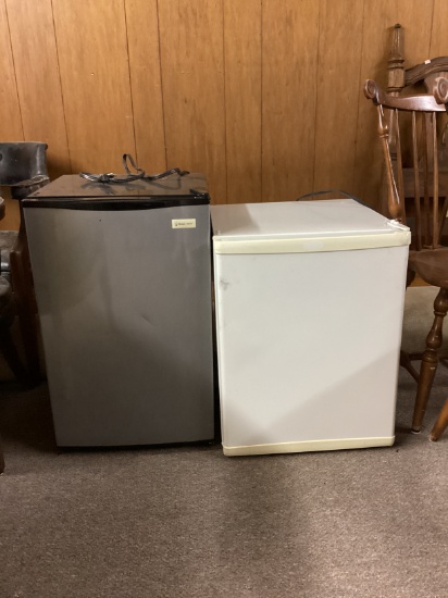 Magic Chef and Whirlpool Dorm Size Refrigerators | Online Auctions ...