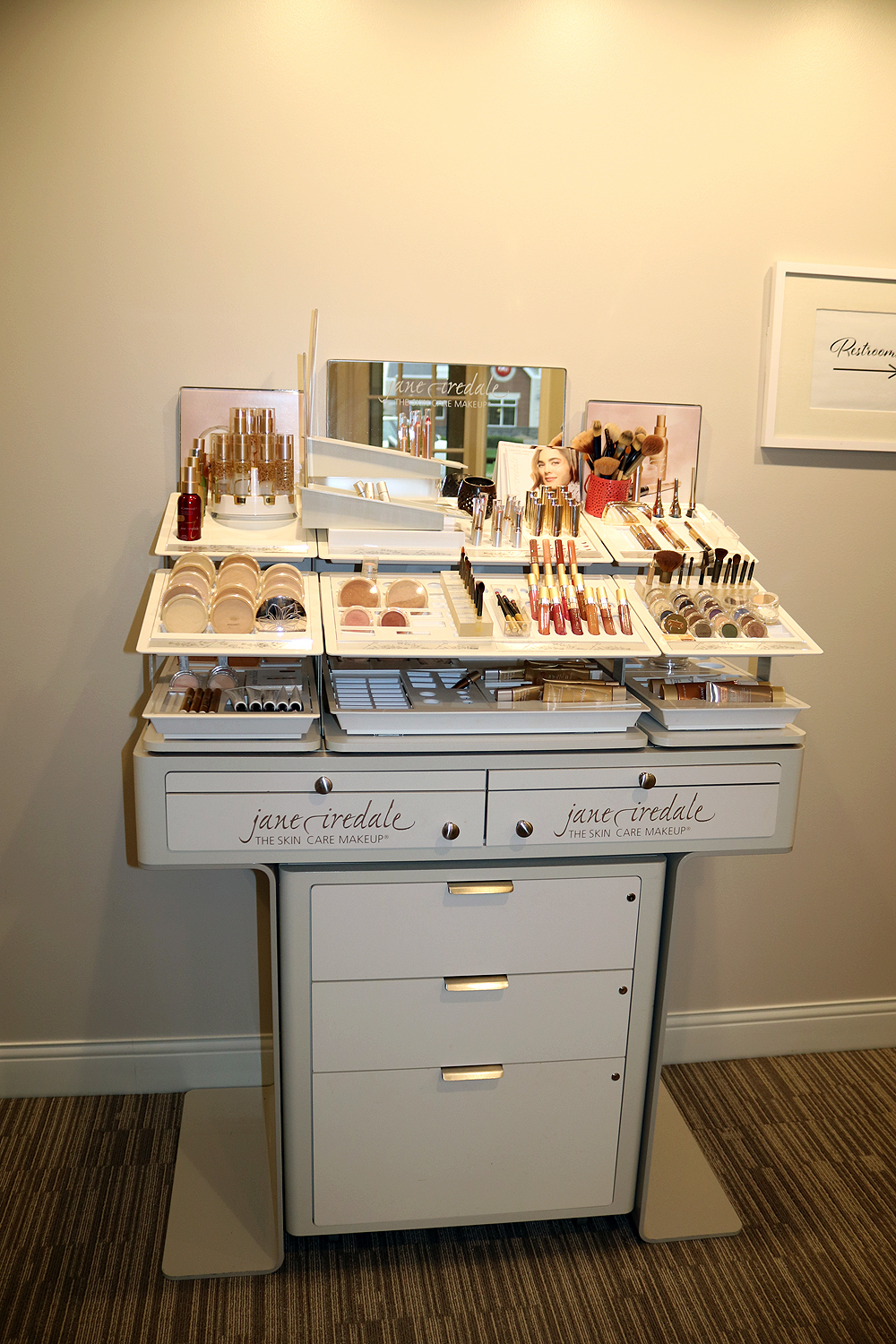 Jane Iredale Makeup Display | Saubhaya Makeup