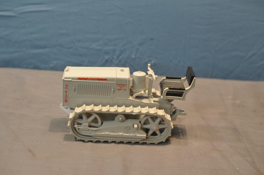 ERTL 1/16TH SCALE 1928 CAT TWO TON CRAWLER | Proxibid