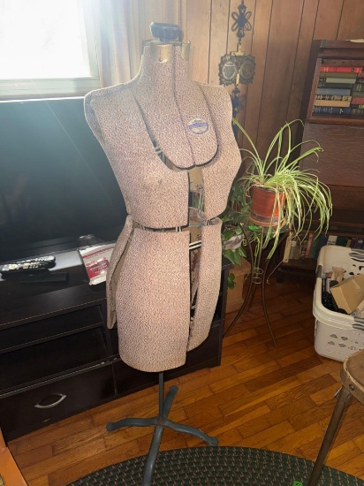 Acme Dress Form Mannequin | Online Auctions | Proxibid