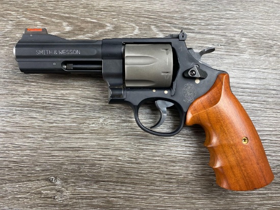 S&W MOD. 329PD REVOLVER .44 MAG CAL. 4 BBL w/ BOX/EXTRA GRIPS (CA OK ...