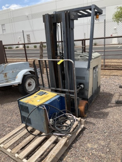 CROWN 3000 SERIES ELECTRIC FORKLIFT W/ CHARGER | Industrial Machinery ...