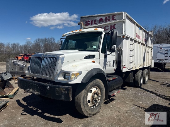 2007 International silage body truck, 20ft silage body, 2 conveyors ...
