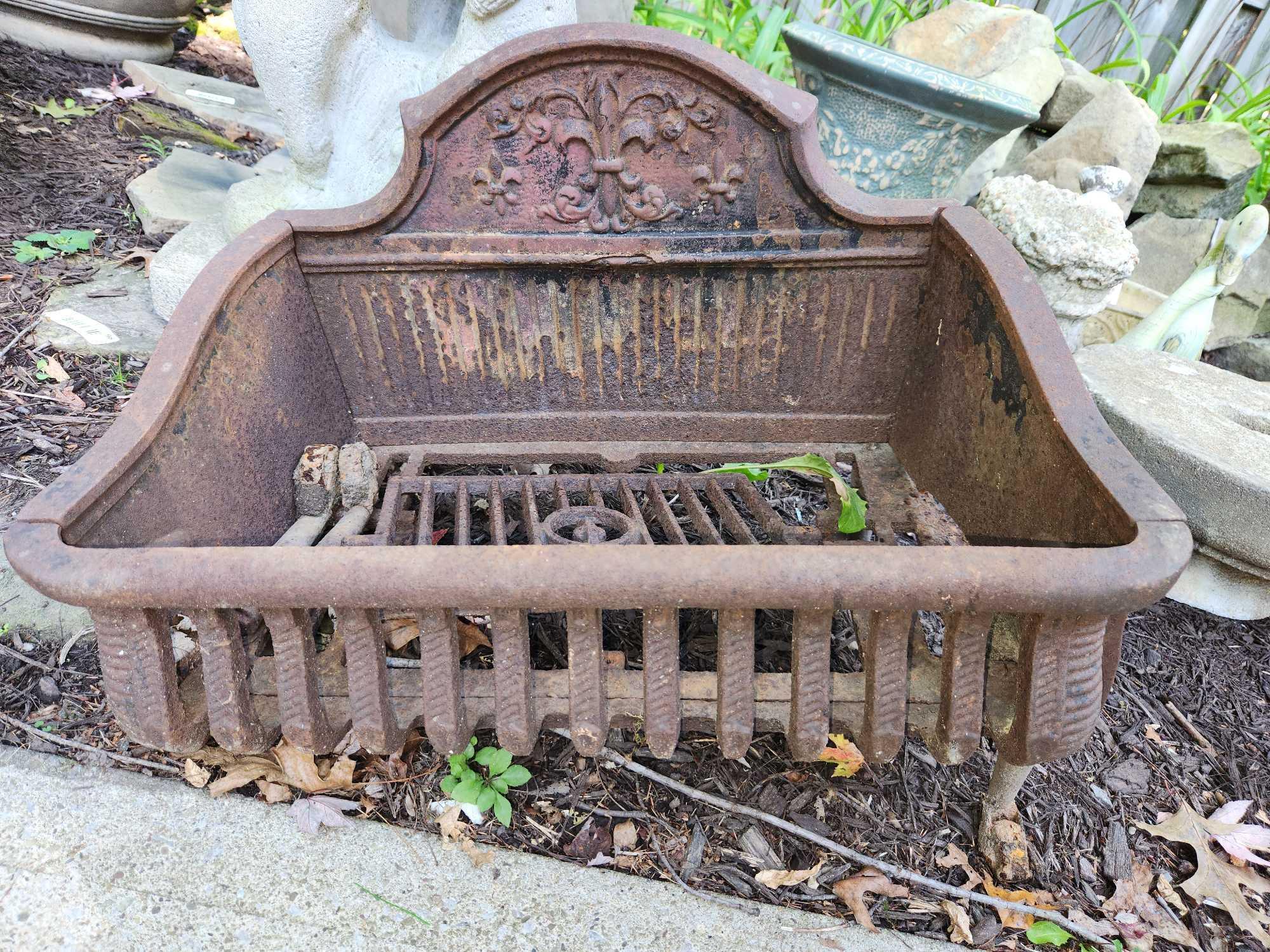 cast iron fireplace grate. needs legs reattached | Proxibid