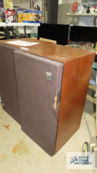 Pair of Sony model SSU-2000 speakers | Online Auctions | Proxibid