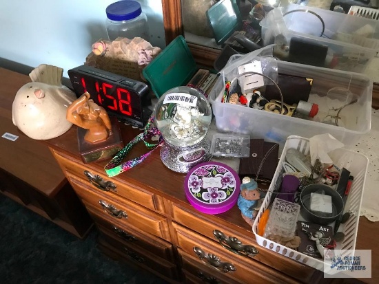 ANGEL SNOWGLOBE, DIGITAL ALARM CLOCK, AND OTHER ITEMS | Online Auctions ...