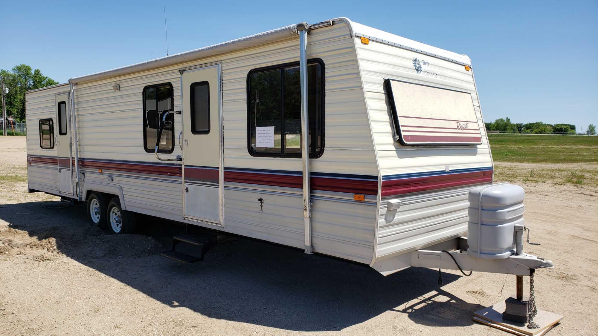 1990 Fleetwood Terry RX Resort 32' camper, tandem | Proxibid