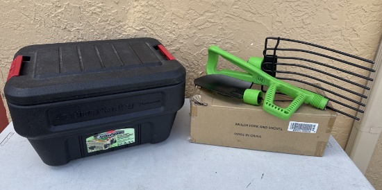 RUBBERMAID ACTION PACKER 8GAL & MULCH RAKE | Online Auctions | Proxibid