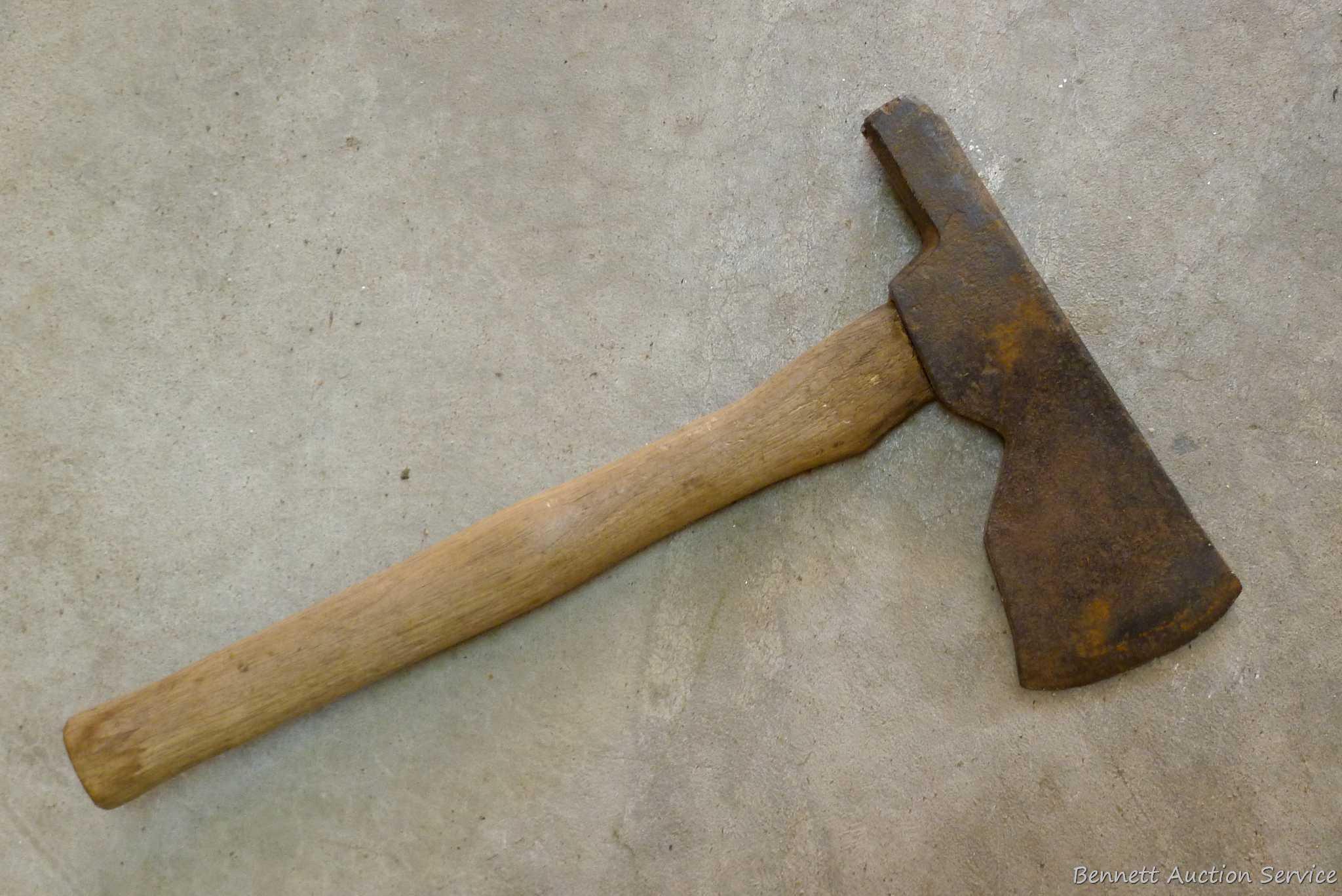 Unique hatchet or short axe has a 9" head with | Proxibid