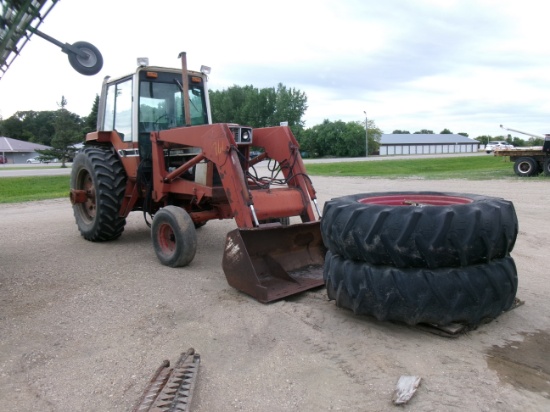 IHC 986 w / IHC 2350 LOADER, 9, 941 hrs.3 PT. , 2 remotes, 18.4 x 38" w ...