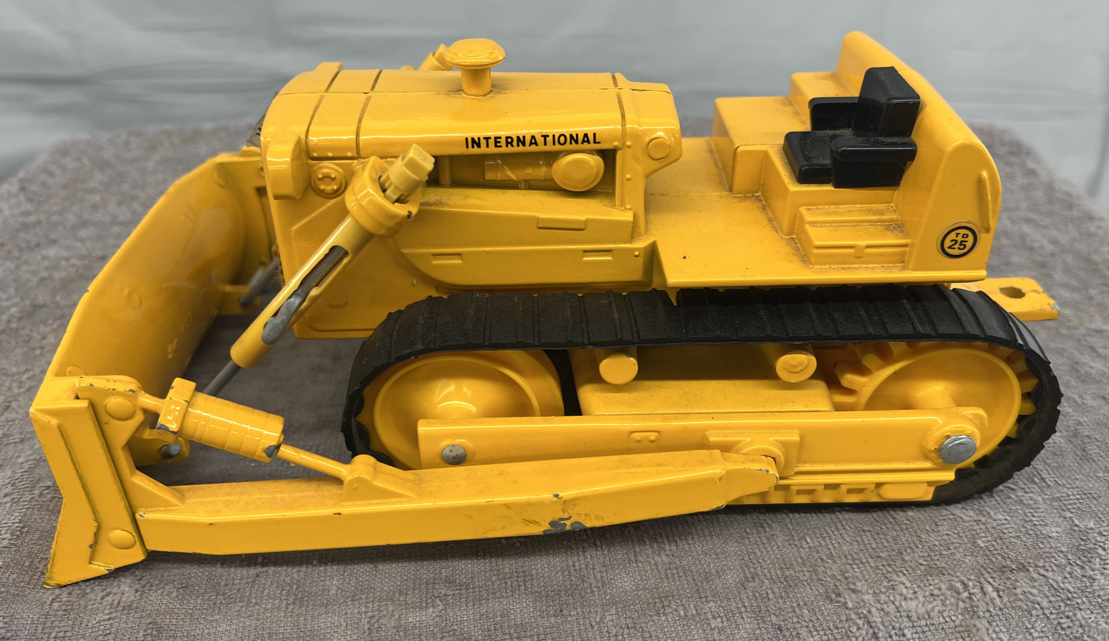 International TD25 crawler with blade, rubber | Proxibid
