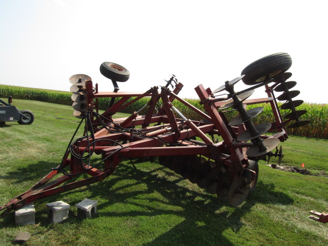 951. IH MODEL 490 24 FT. HYDRAULIC FOLD DISC, | Proxibid