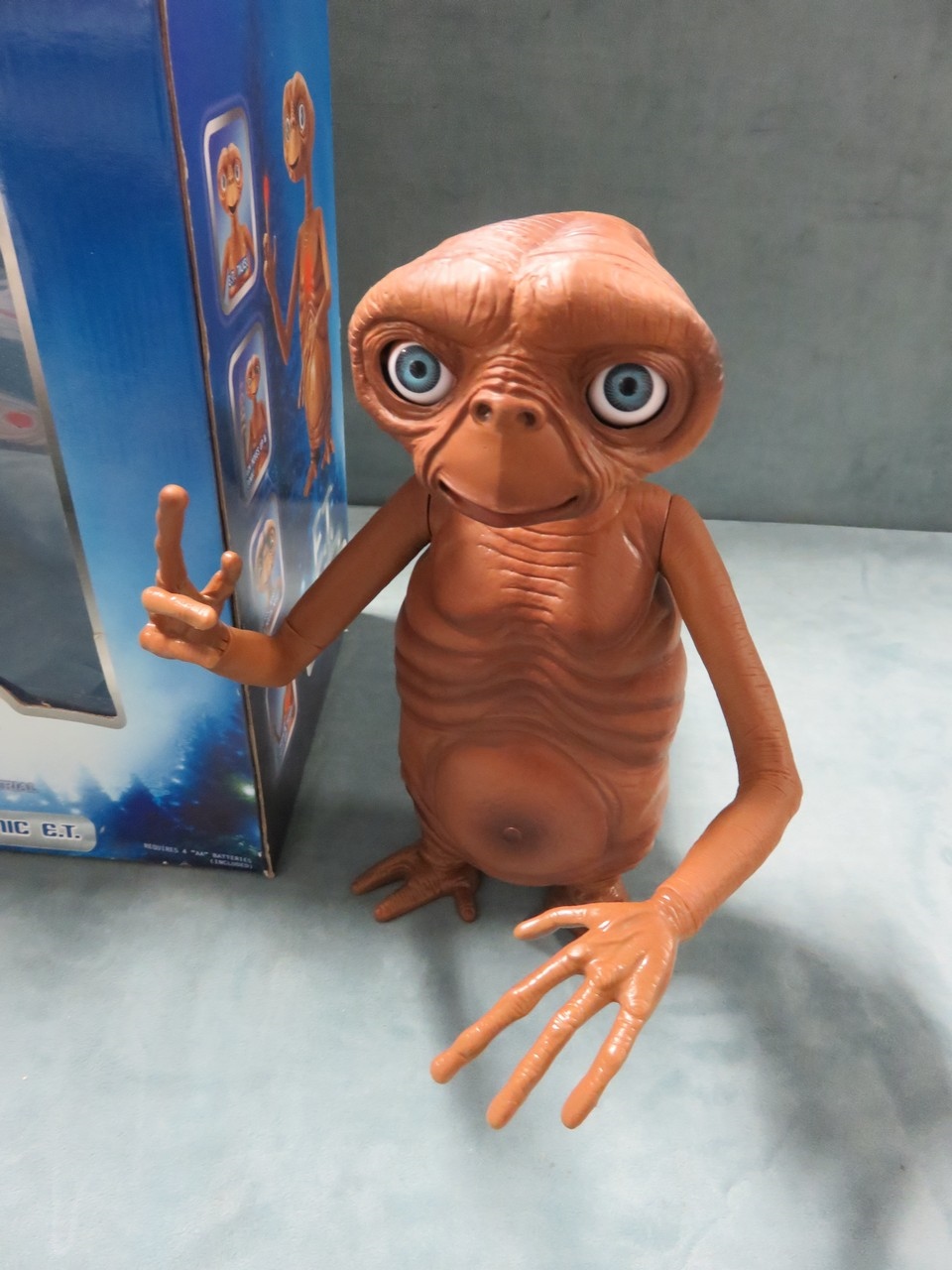 Et Glowing Finger Toy