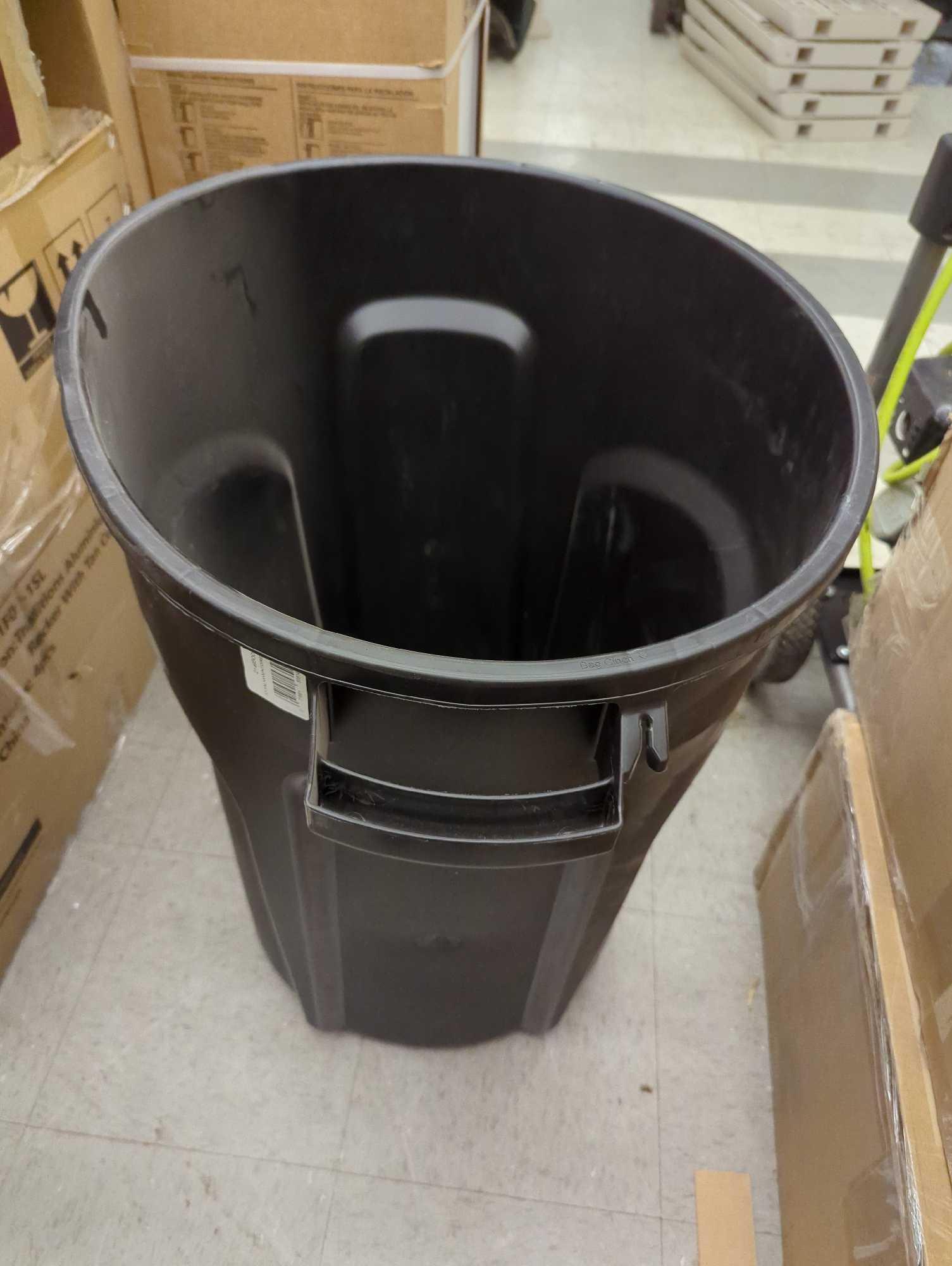 RUBBERMAID 2 GALLON VENTED BLACK ROUND TRASH CAN, | Proxibid