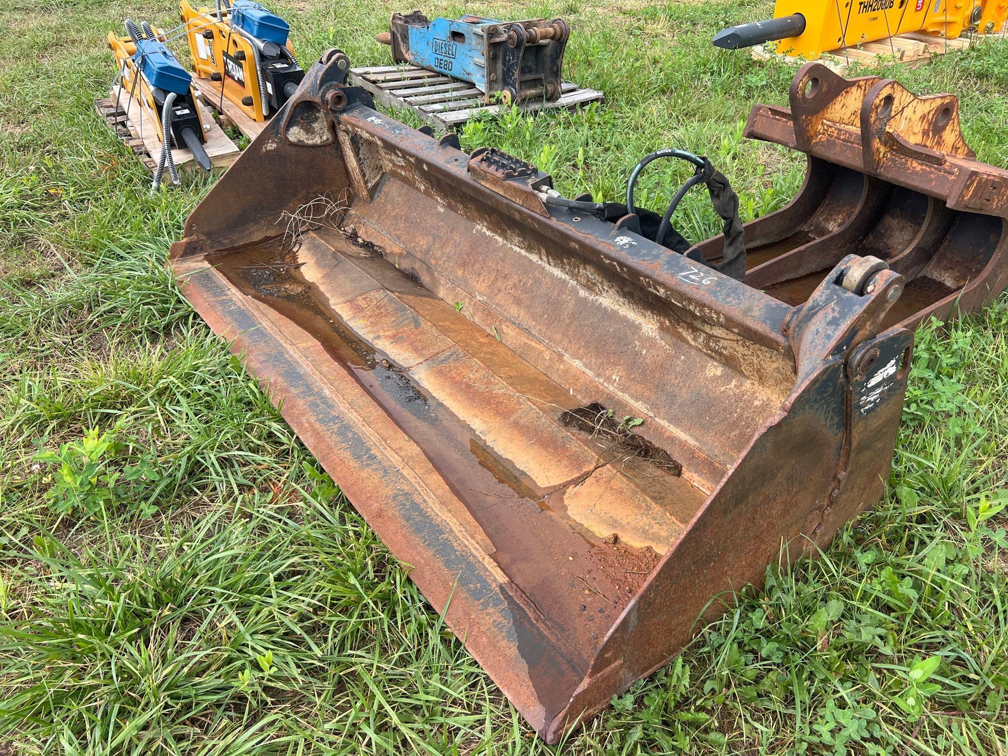 JOHN DEERE 4-IN-1 84IN. CLAM BUCKET TRACTOR | Proxibid