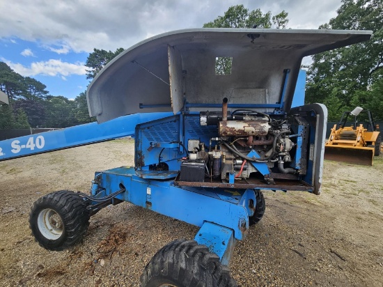 GENIE S40 BOOM LIFT 4x4, powered by dual fuel engine, equipped with ...