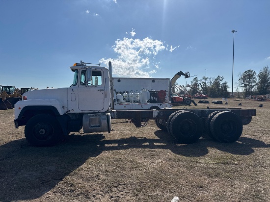 1997 MACK CAB & CHASSIS VN:1M2P264C8VM024297 powered by Mack EM-7 ...