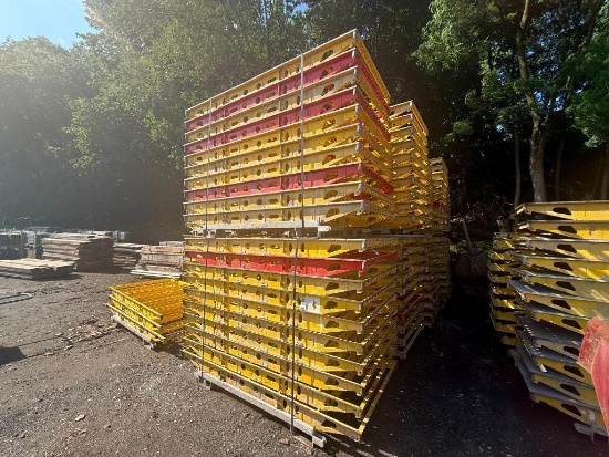 LOT: (128) 4' x 8' Dokadek 30 Panels, Frames Only with (24) Doka Panel ...