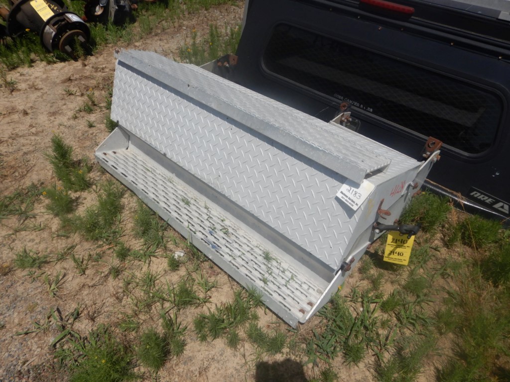 ALUMINUM BATTERY BOX / STEP FOR TRUCK TRACTOR | Proxibid
