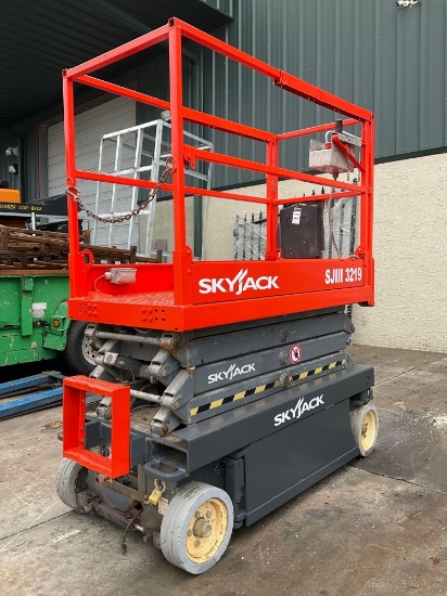 SKYJACK MODEL SJIII3219 SCISSOR LIFT; ELECTRIC POWERED; LOW HRS SHOWING ...
