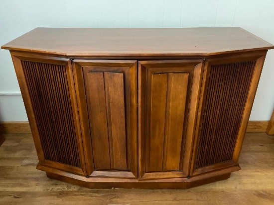 Vintage Fisher Stereo/Turntable Console | Online Auctions | Proxibid