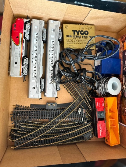 Sante Fe HO Gauge Train and Track with Tyco Speed Controller | Art ...