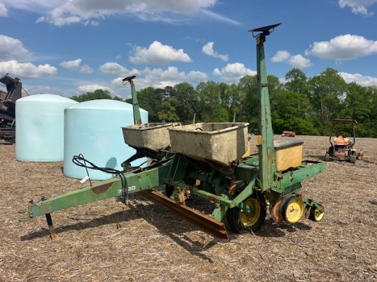JD 7000 4-ROW TRAIL TYPE PLANTER | Online Auctions | Proxibid
