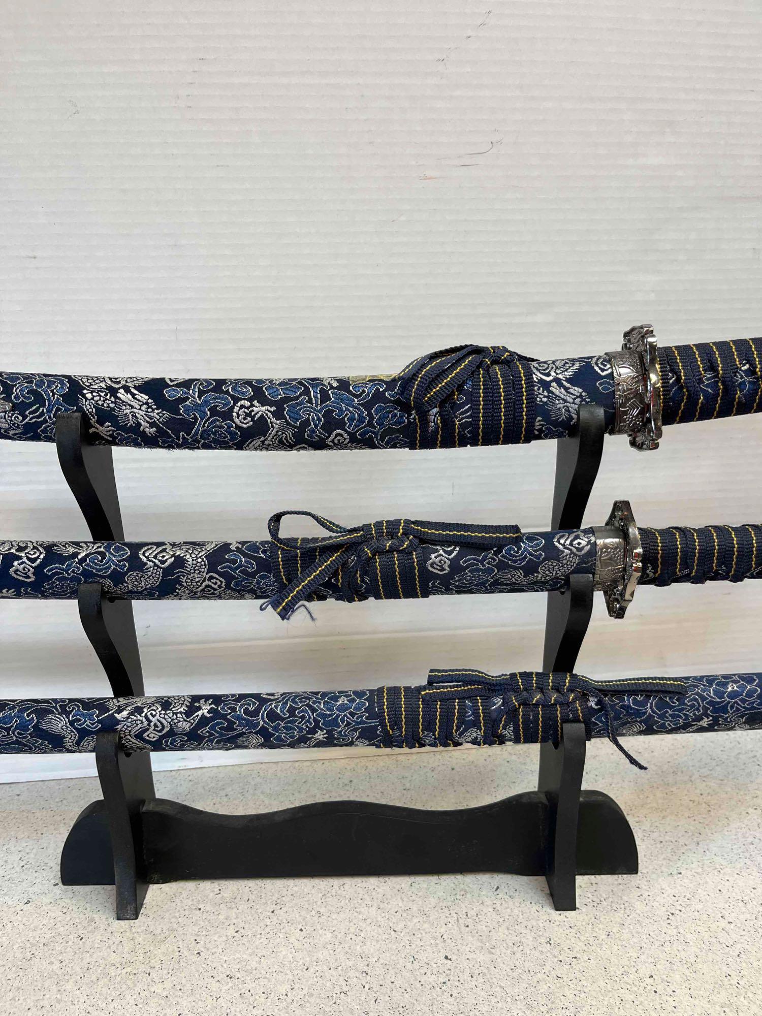 Set of 3 Samurai Swords measures 22, 31, and 40 | Proxibid