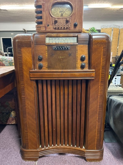 2 antique tube type radios Philco Zenith | Estate & Personal Property ...