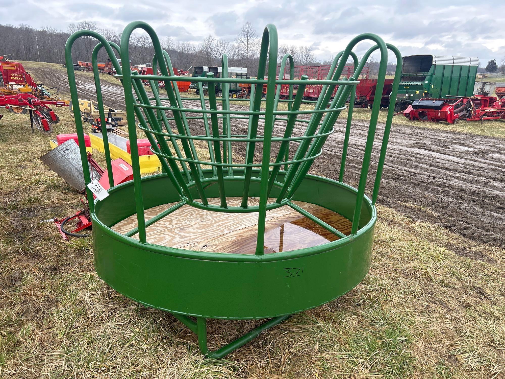 Bale feeder on legs | Proxibid