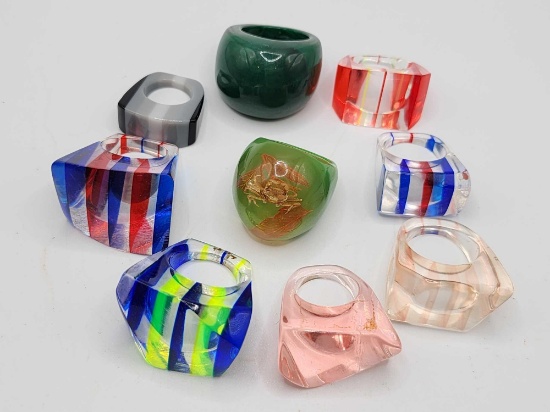 (9) vintage 1970s Lucite & plastic rings | Online Auctions | Proxibid